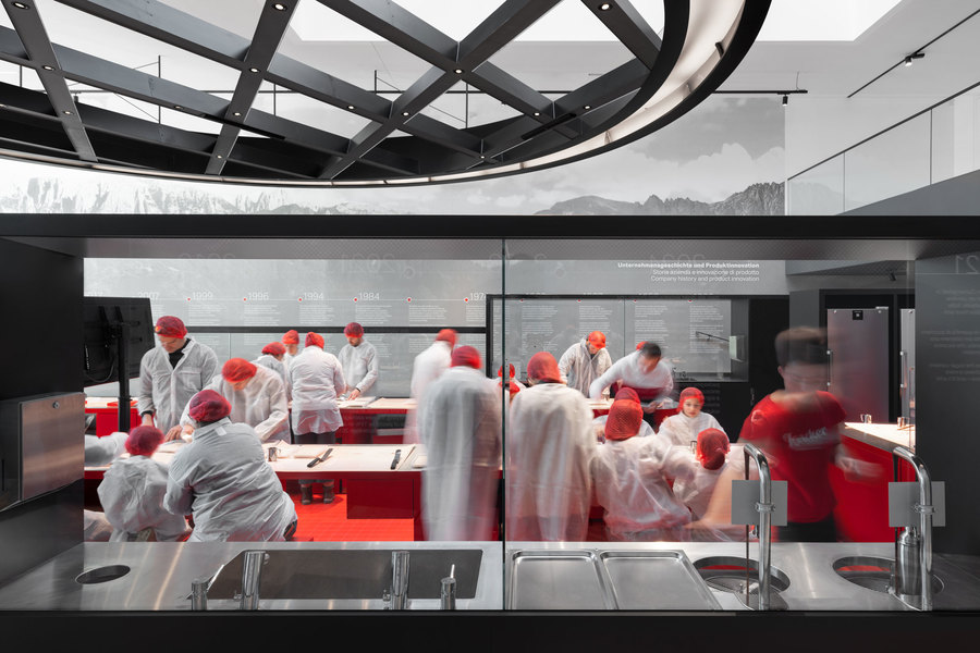 MoDusArchitects verwandeln das Loacker-Flaggschiff in Heinfels in eine ...